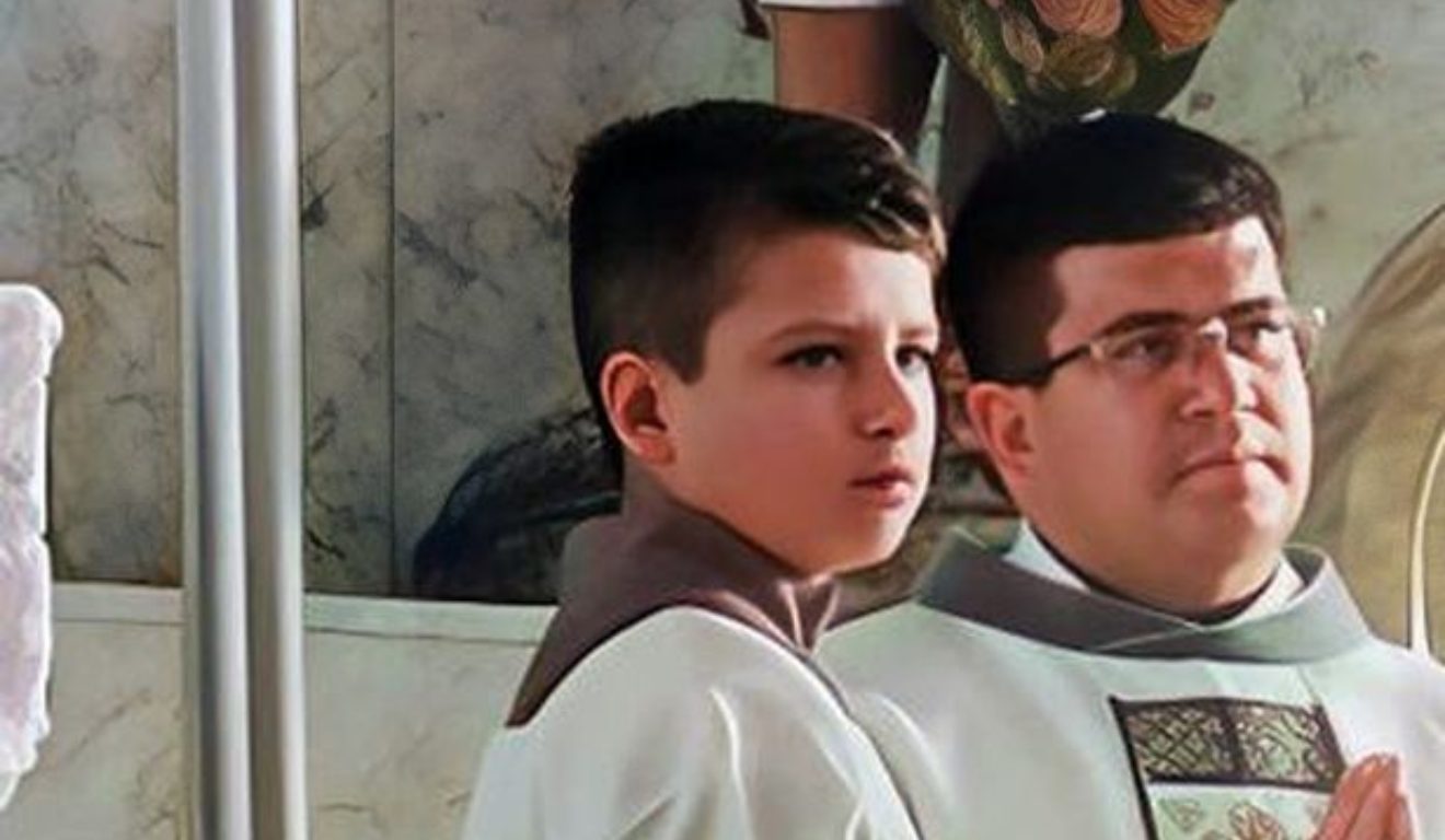 Ad0lescente é Devorad0 Viv0 na Frente da Famíli4 Que P...veja mais